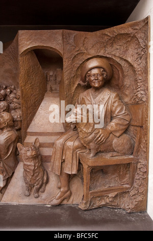 THE QUEEN ELIZABETH - THE QUEEN MOTHER IN CHAIR AT LAUNCH OF LINER ...
