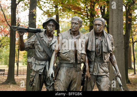The Three Servicemen statue, at the Vietnam Veterans Memorial in ...