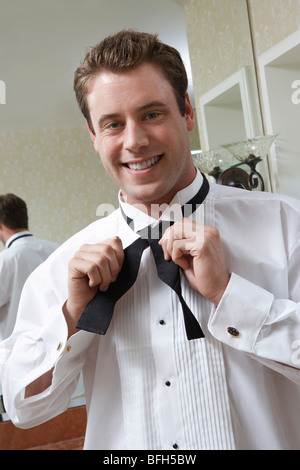 Man tying his tie. The groom tying his tie. Wedding groom accessories ...
