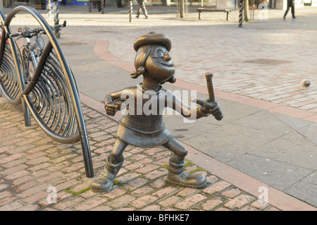 Statue of the Dandy Comic cartoon character Desperate Dan in Dundee ...