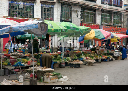 Street market in Barkhor Street, Lhasa, Tibet Stock Photo - Alamy
