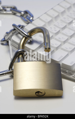 padlock on a keyboard, data security Stock Photo - Alamy