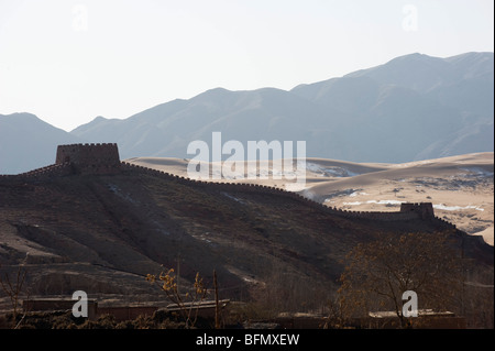 Great Wall of China at Tengger desert sand dunes in Shapotou near ...