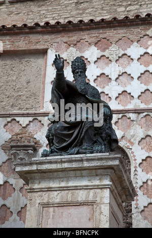 Bronze statue of Pope Julius III in Perugia Stock Photo - Alamy