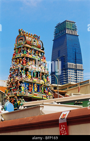 Sri Mari Amman Hindu temple and modern building,Singapore,Asie Stock ...