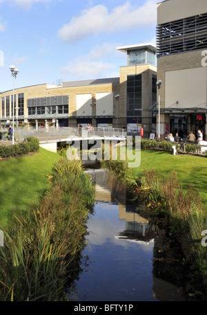 Riverside shopping precinct at Hemel Hempstead town centre ...