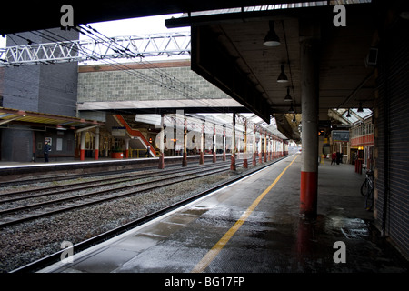Crewe railway station platforms Stock Photo - Alamy