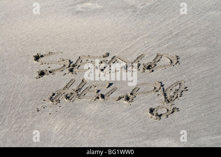 Send help. Rescue message written in the sand Stock Photo - Alamy