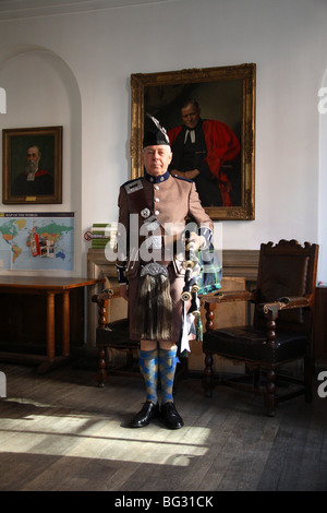 Scottish piper in ceremonial uniform with bagpipes, close up Stock ...