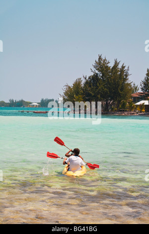 Honduras, Bay Islands, Water Caye, Tourists in Kayak Stock Photo - Alamy
