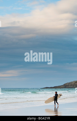 surfers at fistral beach in newquay, cornwall, england, britain Stock ...