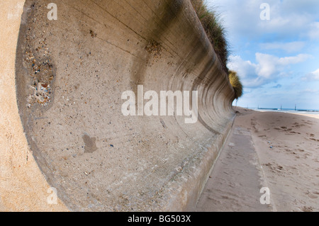 Concrete concave sea wall Stock Photo - Alamy