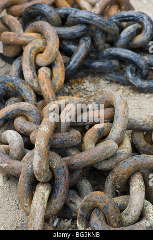 Pile of old rusty chain links Stock Photo - Alamy