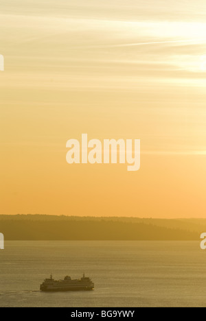 A Washington State ferry boat makes its way through the Puget Sound ...