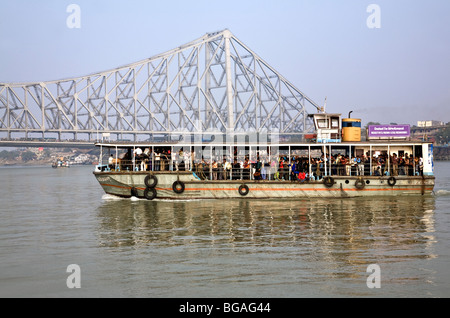 Kolkata. Ferry crossing the River Hooghly Stock Photo - Alamy