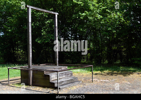 Rudolf Hoess, commandant of the Auschwitz concentration camp, hanged ...