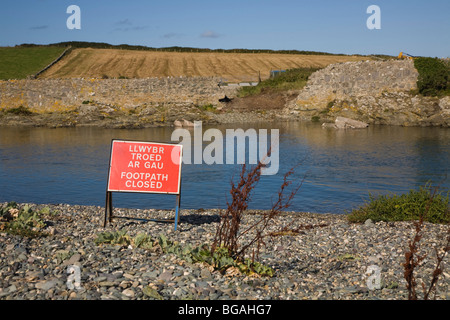 Area Closed sign on coastal cliff Stock Photo - Alamy