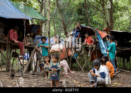 People living in squalor on a rubbish tip in Dharavi Slum in Mumbai ...