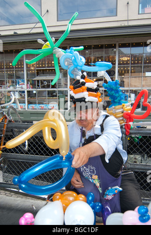 USA, Washington, Seattle. Balloon man busker at Pike Place Market Stock ...