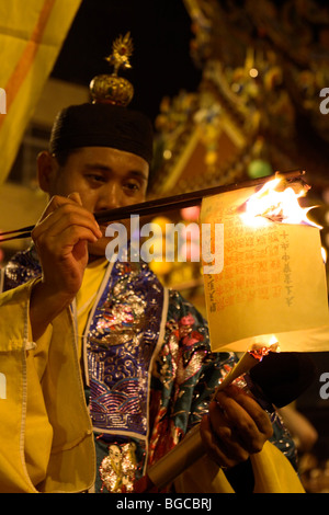man burning a paper in a taiwanese temple Stock Photo - Alamy