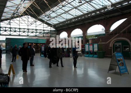 Concourse view of Chester City railway station Stock Photo - Alamy