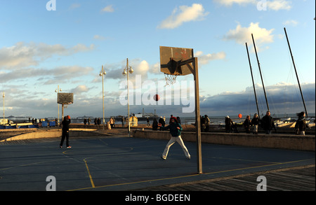 The basketball court on the Brighton seafront Stock Photo - Alamy