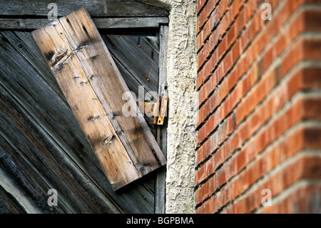 A door nailed shut Stock Photo: 31369977 - Alamy