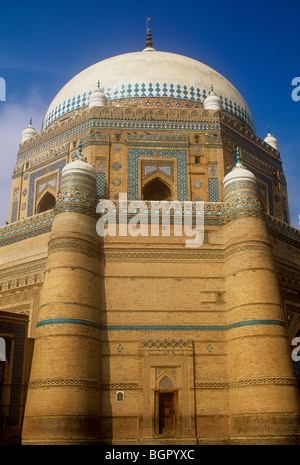shrine in Multan Pakistan, The Tomb of Shah Rukn-e-Alam located in ...
