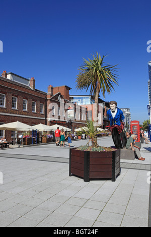 Portsmouth, Gunwharf Quays, Canalside, The Old Customs House Pub Stock ...