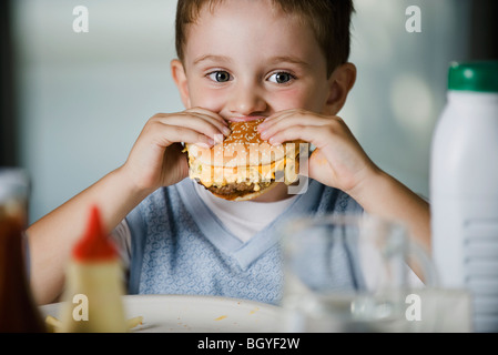 Kids eating hamburgers Stock Photo - Alamy