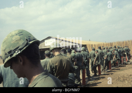 A soldiers of the 4th Infantry Division Ivy points an M-16 rifle from ...