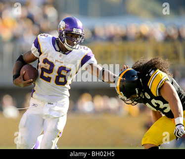 Minnesota Vikings NFL football tackle Phil Loadholt is shown during ...