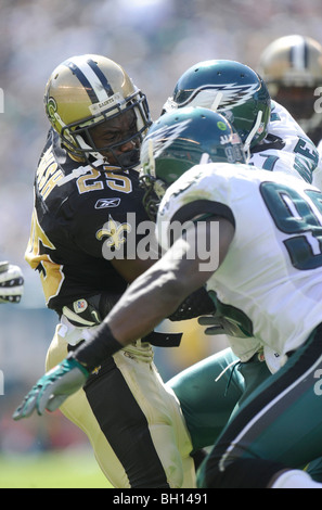 Philadelphia Eagles' Quintin Mikell (27) and Juqua Parker (75) tackle ...