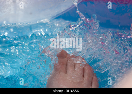 Water splash toes paddling pool summer fun Stock Photo - Alamy
