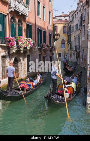 gondoliers in venice italy Stock Photo - Alamy