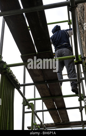 Man erecting scaffolding Stock Photo - Alamy