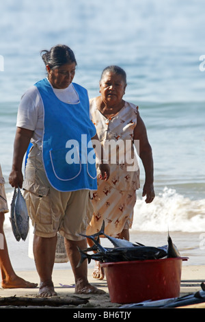Fish Ladies on beach Escondido Oaxaca Mexico Stock Photo - Alamy
