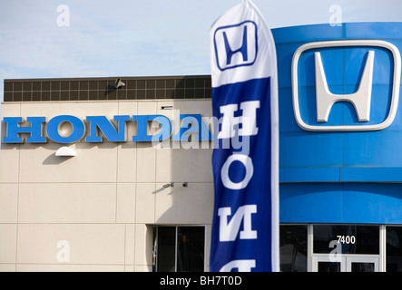 Honda sign with logo at automobile dealership Stock Photo - Alamy