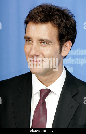 CLIVE OWEN ACTOR THE GRAND HYATT POTSDAMER PLATZ BERLIN GERMANY 05/02 ...