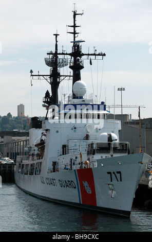 Coast Guard Station Seattle boat crewmembers aboard a 45-foot Response ...