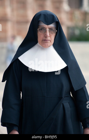 Spanish nuns, visiting Plaza de Espagna, Seville, Spain Stock Photo - Alamy