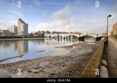 Putney riverside embankment, river Thames, Wandsworth, London, England ...