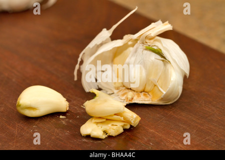 Crushing garlic bulb cooking flavor spice clove chop skin slice smell ...
