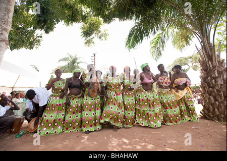 Traditional welcoming dance in Kadama Uganda Africa Stock Photo - Alamy