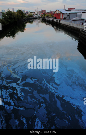 Pollution in the Gowanus Canal Stock Photo - Alamy