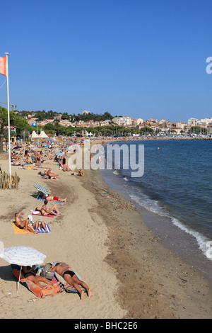 Beaches in southern France. Lively holidays scene in August Stock Photo ...