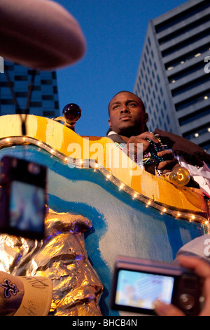 New Orleans Saints' Reggie Bush (25) is picked up by fullback Mike ...