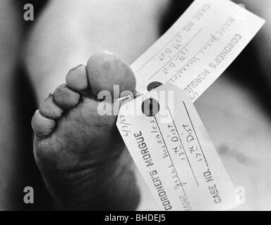 Dead body with toe tag Stock Photo - Alamy