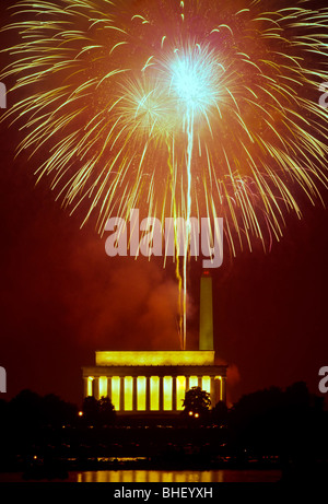 Fireworks explode over the Washington Monument at the National Mall ...