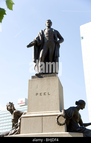 Statue of Peel in Piccadilly Gardens In Manchester Stock Photo - Alamy